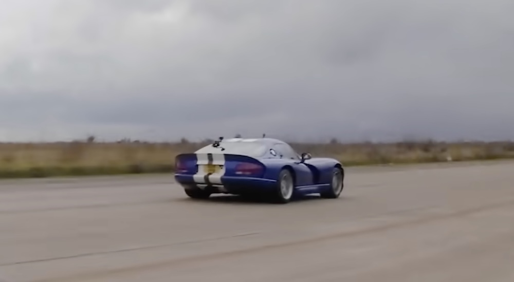 Dodge Viper GTS vs Challenger R/T Scat Pack: Mopar Drag Race Battle ...